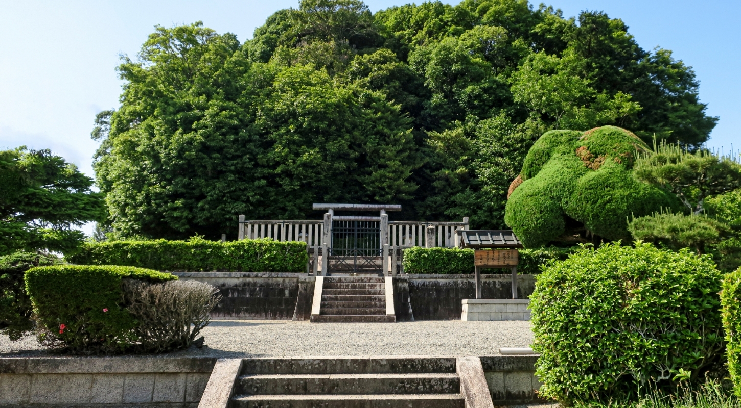Mausoleum of Emperor Tenmu and Emperor Jito（天武・持統天皇陵） | Discover Asuka ...